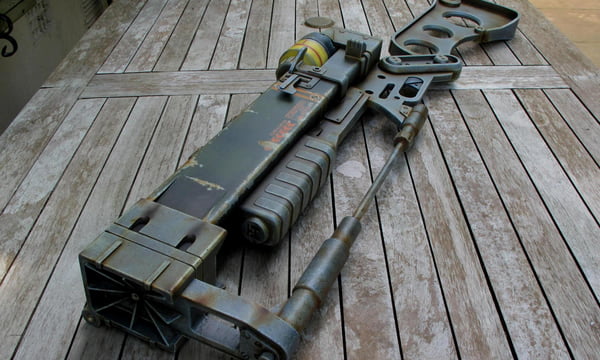 A friend of mine made this 1:1 prop replica Fallout 3 Laser Rifle - 9GAG