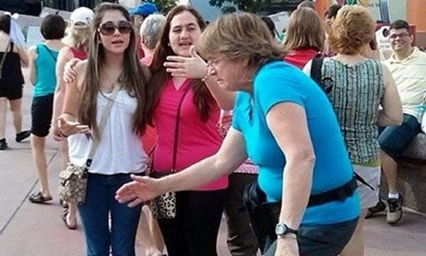 People getting in the way of photos - 9GAG