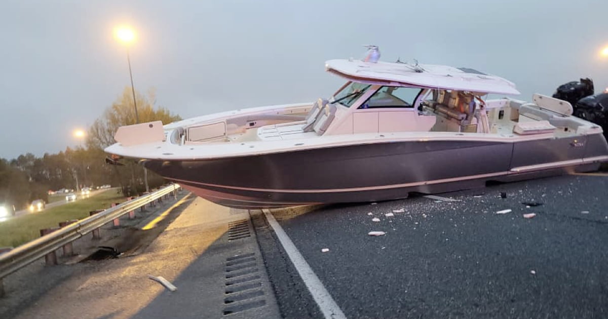 Traffic Blocked For Hours After Boat Falls Onto Busy Highway - 9GAG