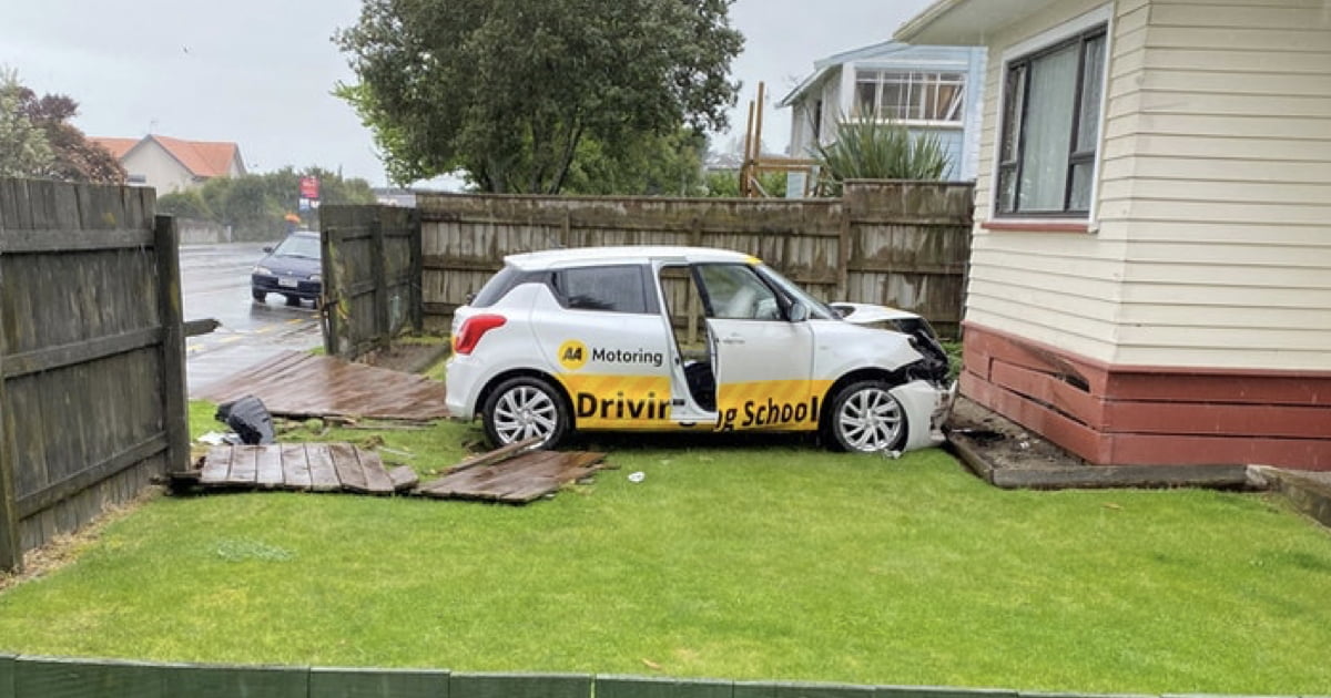 Learner Driver Crashes Into House During Lesson - 9GAG
