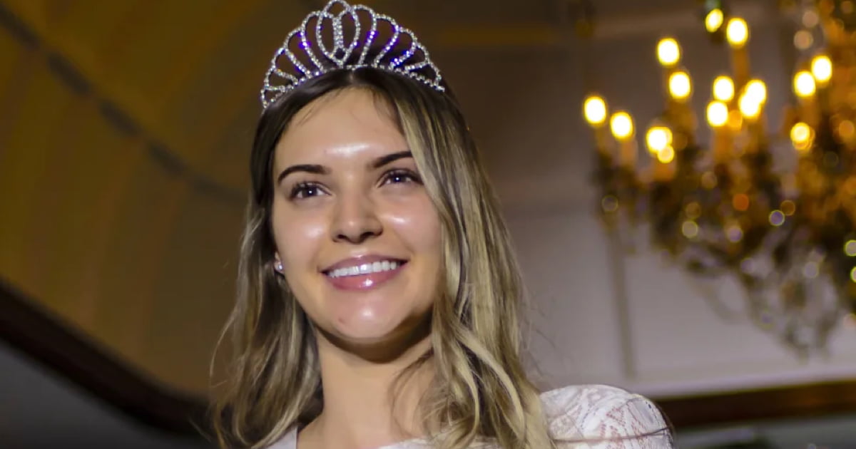 Woman Wins World's First Make-Up Free Beauty Pageant - 9GAG