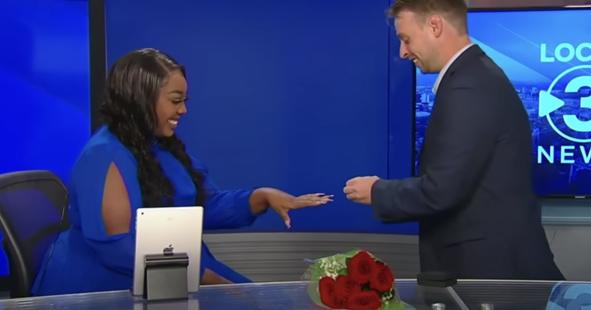 Reporter Surprises News Anchor By Proposing On Set - 9GAG