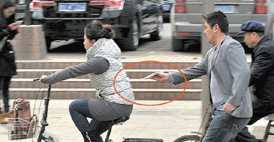 Chinese Man Pickpockets an iPhone By Using... Chopsticks - 9GAG