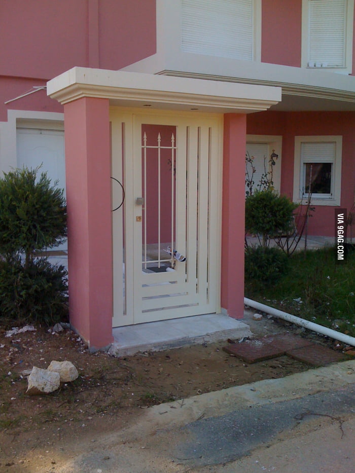 Epic fail door.... - 9GAG