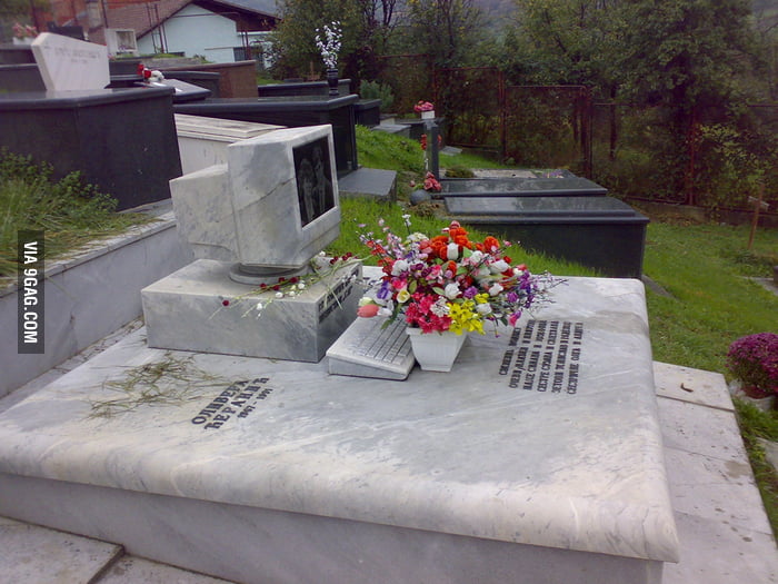 Computer Grave - 9GAG