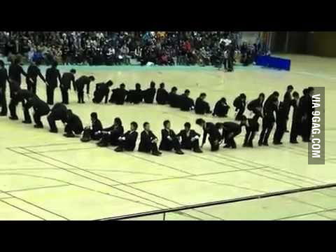 Must watch all the video! "Synchronized Walking" - 9GAG