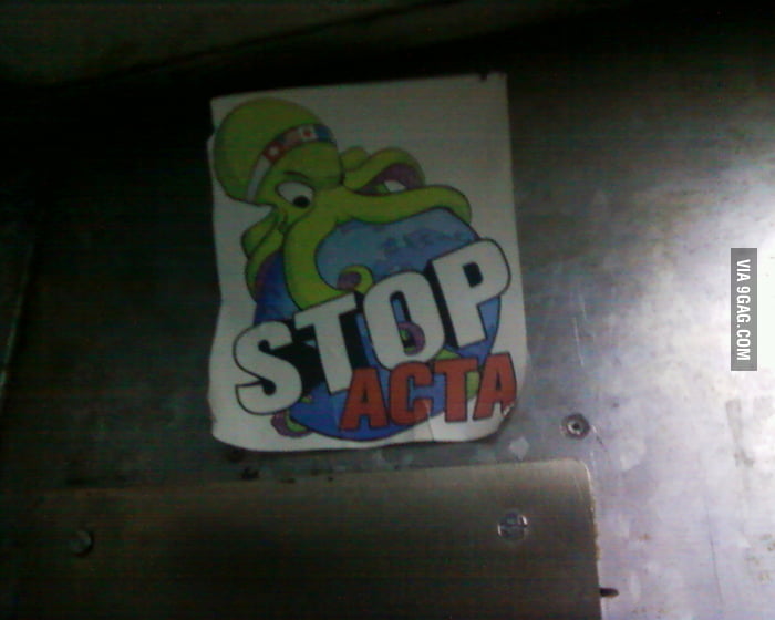 Meanwhile in an elevator - 9GAG