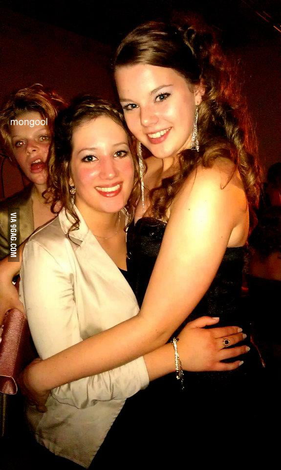 Photobomb lvl: Girls - 9GAG
