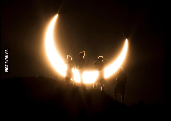 The Best Eclipse Photo Seen Today - 9GAG