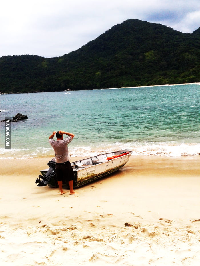 That akward moment when you forget your child in the sea - 9GAG