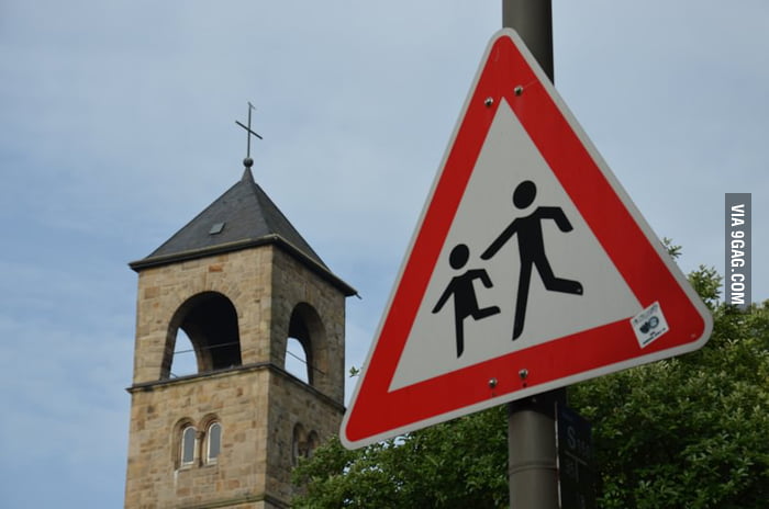 Perfectly placed sign - 9GAG