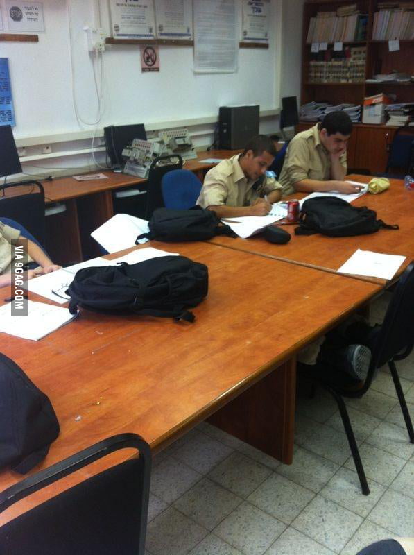 Camouflage lvl : shit brix - 9GAG