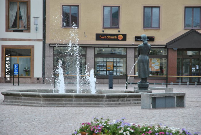 Just a peeing fountain lady - 9GAG