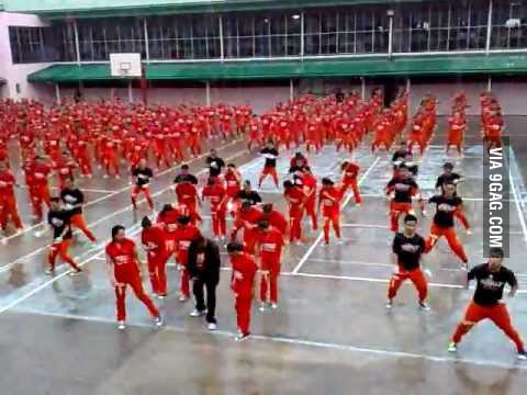Oppa Gangnam Style on Philipphines prison even raining. - 9GAG