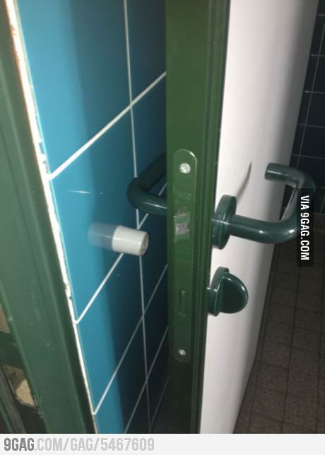 Genius level school toilett - 9GAG