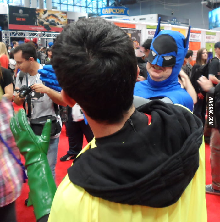 Batman slaps Robin at NY Comic Con. - 9GAG