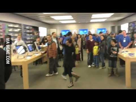 Random Gangnam Style Dancing in Apple Store - 9GAG