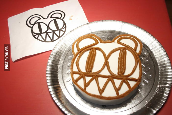 Radiohead birthday cake (by my gf) - 9GAG