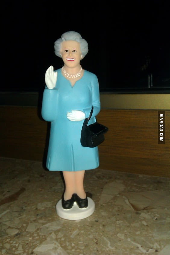 Best christmas gift ever: Solar powered "Waving Queen" - 9GAG