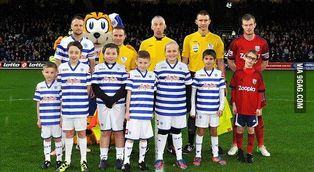 Photobombing referee - 9GAG