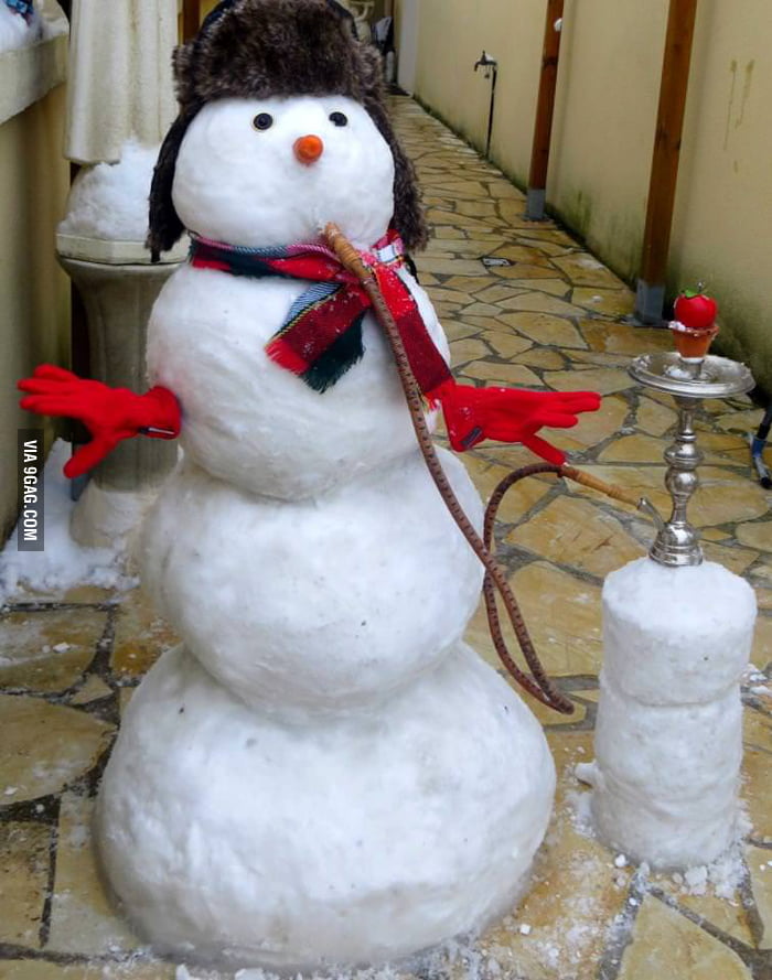 A normal snowman - 9GAG