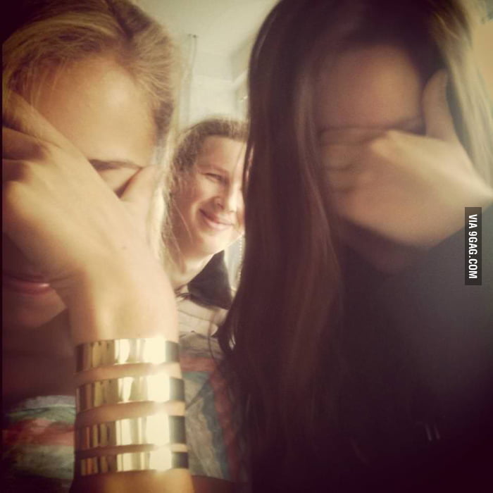 Photobomb and double facepalm. Ultimate combo. - 9GAG