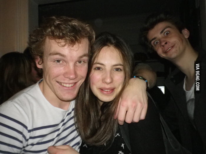 Creepy photobomb - 9GAG