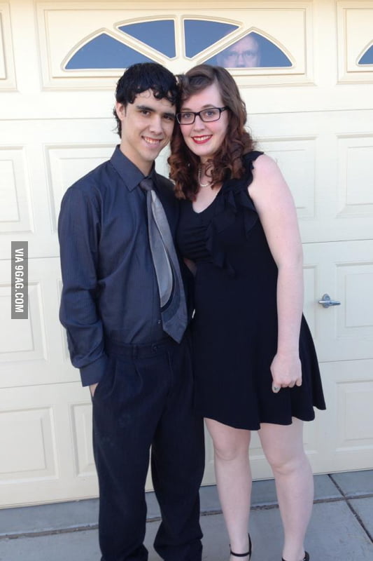 Photobomb level: Dad - 9GAG
