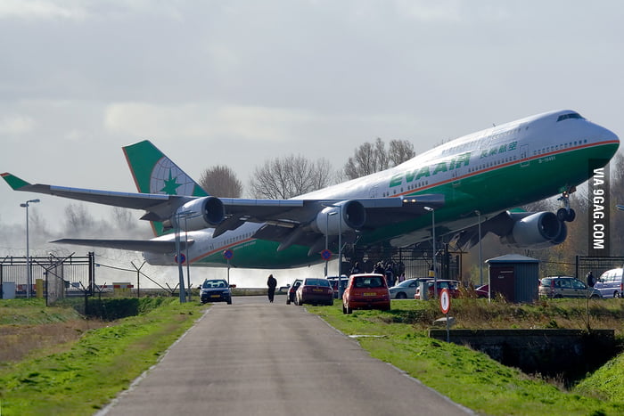Awesome low-flying Boeing 747 is Awesome! - 9GAG