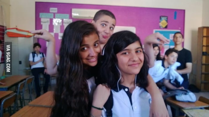 Photobomb level: duck face - 9GAG
