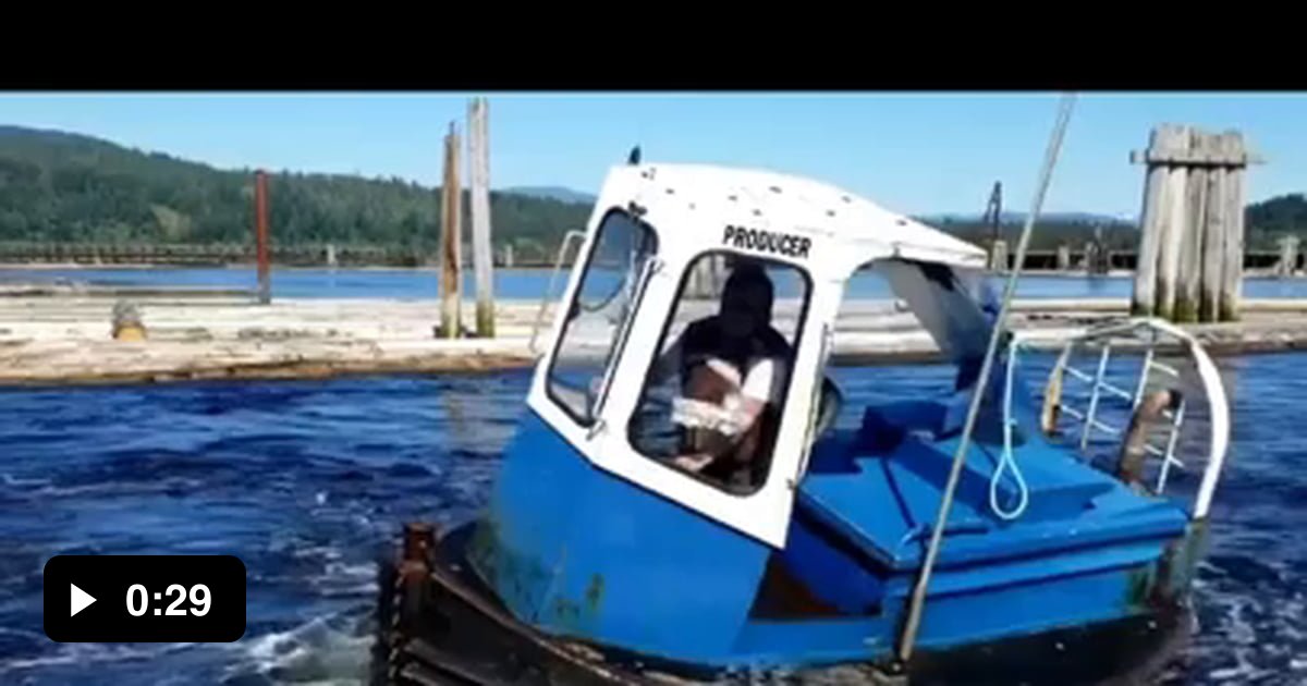 Really tiny tugboat showing off how uncapsizable it is - 9GAG
