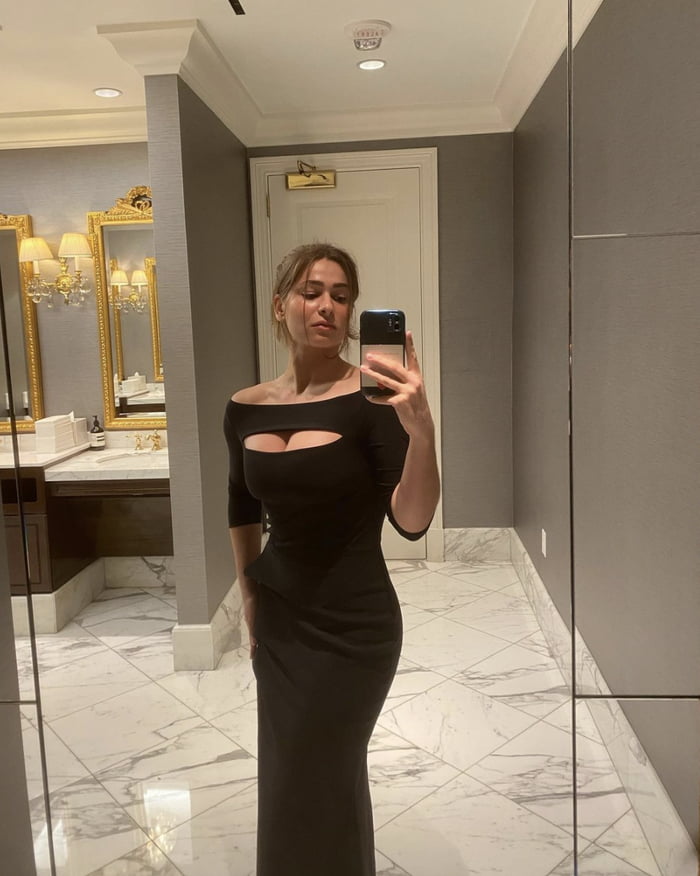 Showing only the essentials - 9GAG