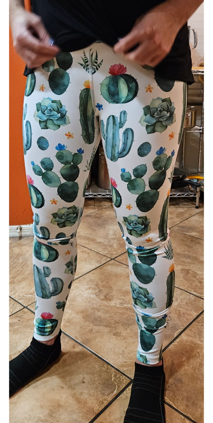 These cactus leggings have an awkward print. - 9GAG