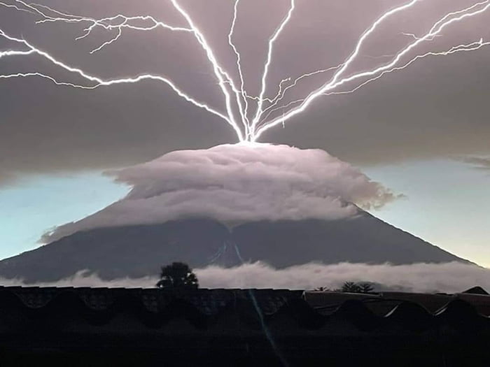 Volcán de Fuego getting hit by lightning - 9GAG
