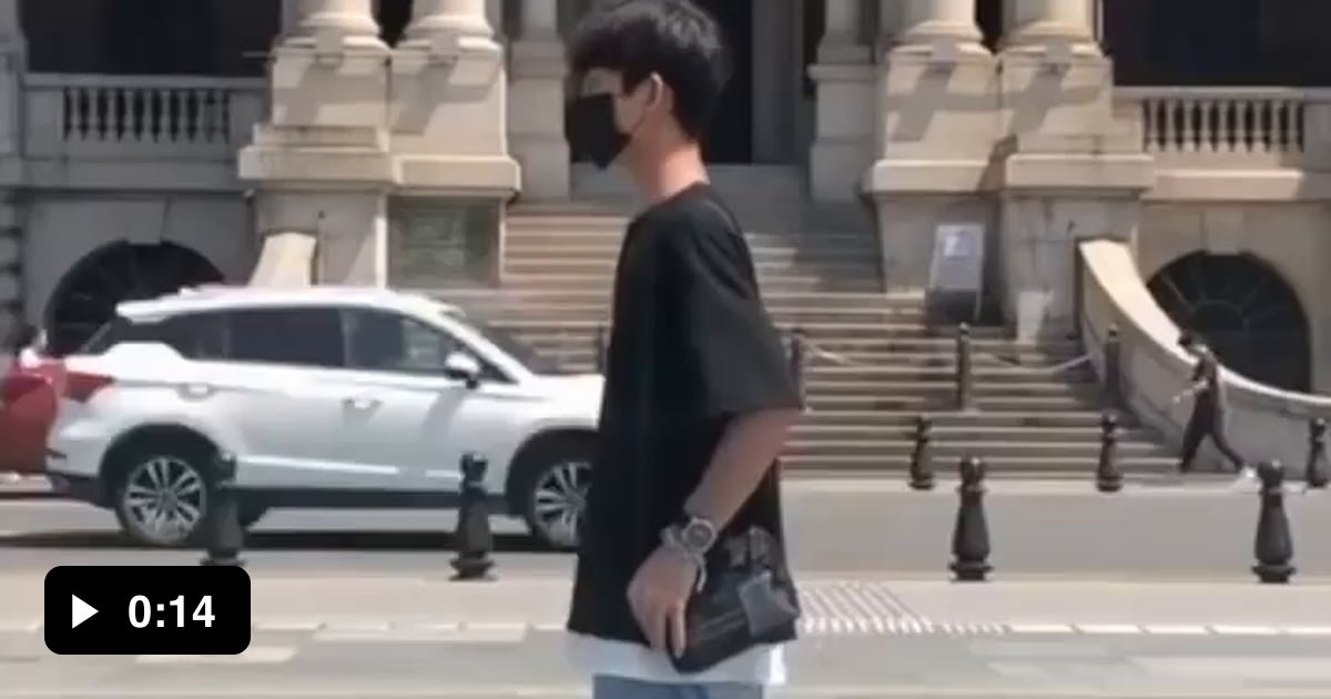 That's how you turn moonwalking into break dancing - 9GAG