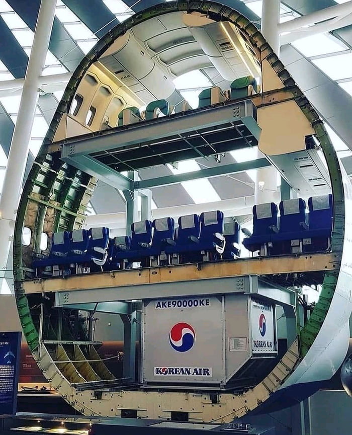 Cross-section of a Boeing 747. - 9GAG
