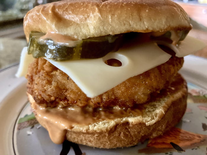 Fried chicken Sammy w/ scrumptious sauce - 9GAG
