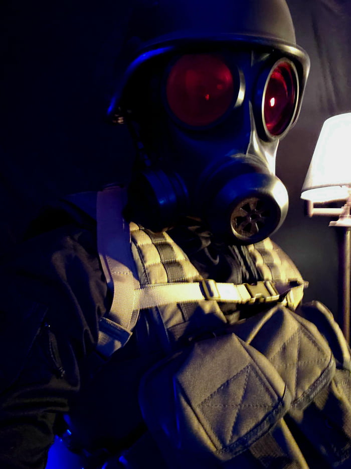 Just a quick closet Cosplay with some lighting practice. HUNK from RE2 ...