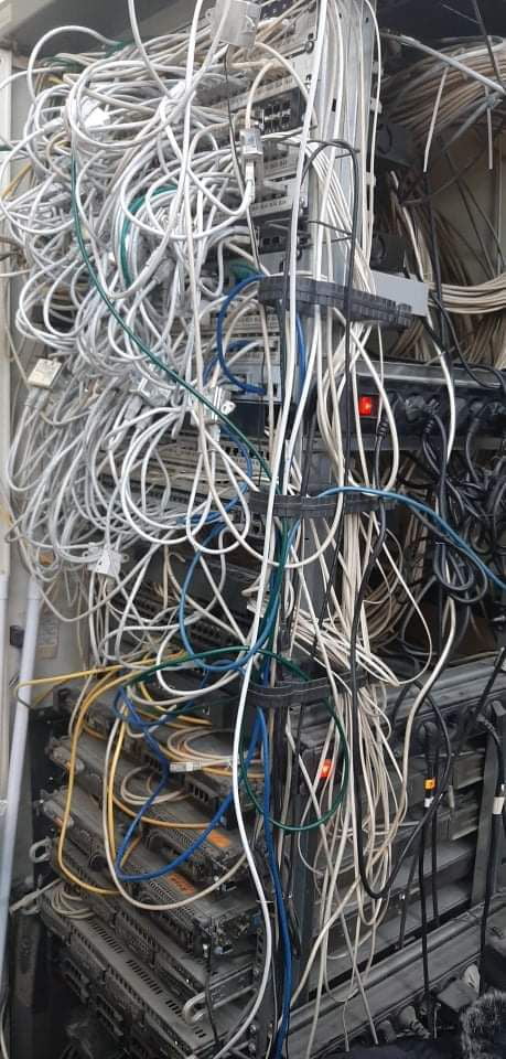 Top cable management - 9GAG