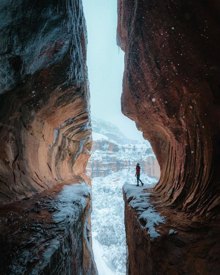 A Red Rock cave in Snowdona, Arizona, finished by the crevasse in the ...