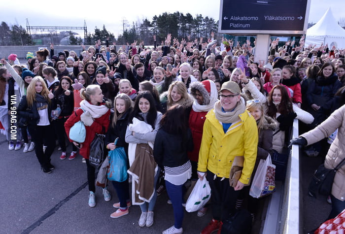 Justin Bieber fans queuing in Finland, there's something wrong here - 9GAG