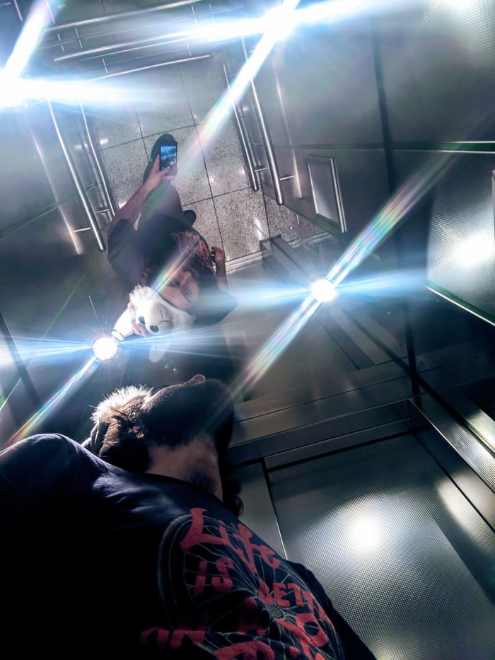 Elevator + Ceiling Mirror = Nice Effect! - 9GAG