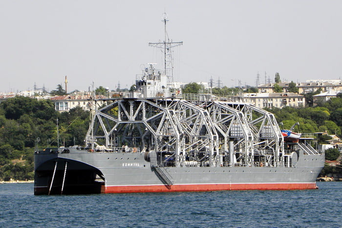 "Commune" - a rescue ship of submarines. The oldest ship of the Russian ...