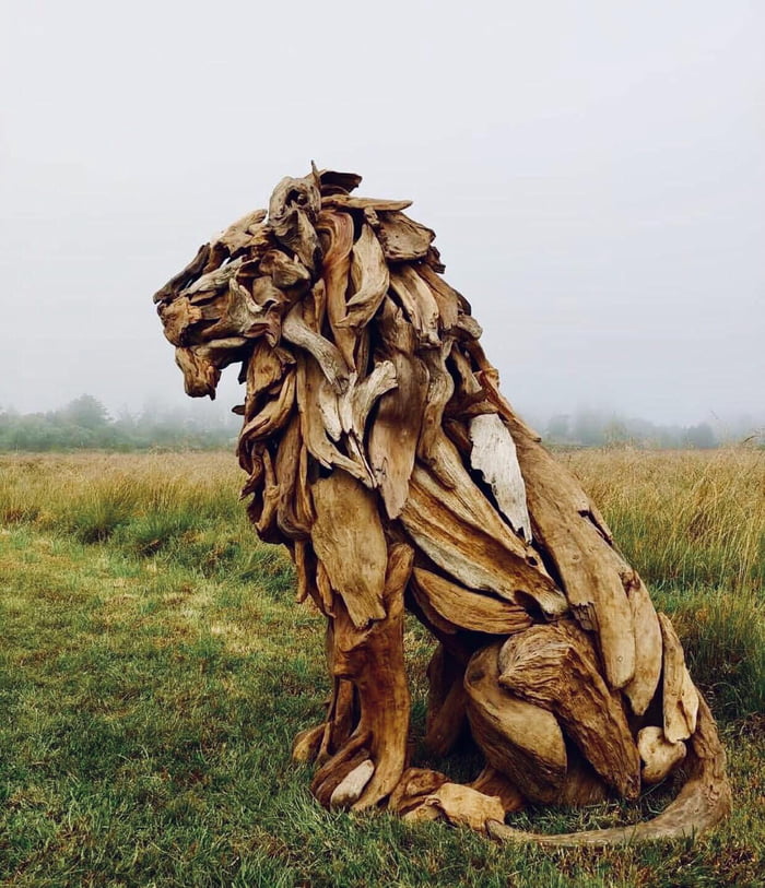 Lion made completely out of wood - 9GAG