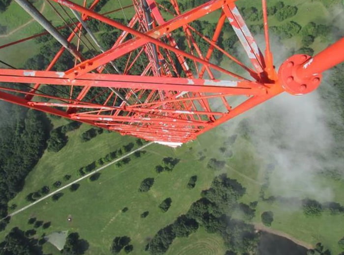 Views from a 2000ft tall tv tower, working on the structure. - 9GAG