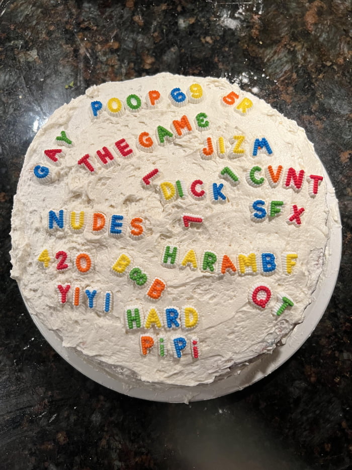 This guy decorated his own birthday cake like this. He’s 30, not 13… - 9GAG