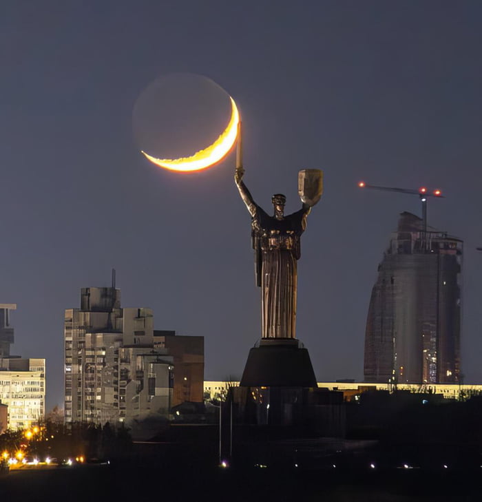 A snapshot of the Moon over Kyiv (photographed by Yevhen Kotenko) - 9GAG