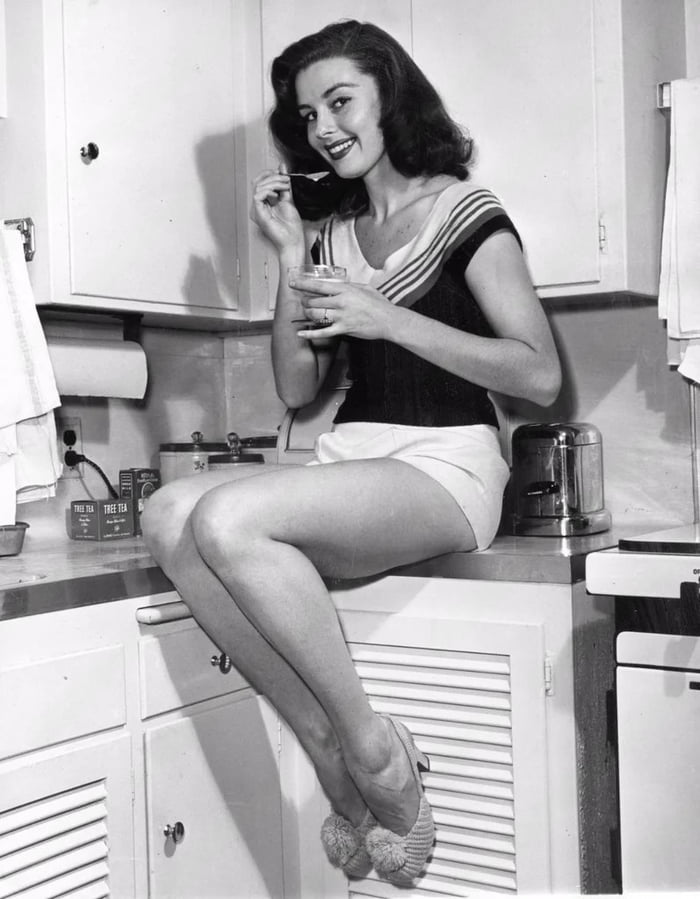 Actress and model, Elaine Stewart, posing in a kitchen (1950s) - 9GAG