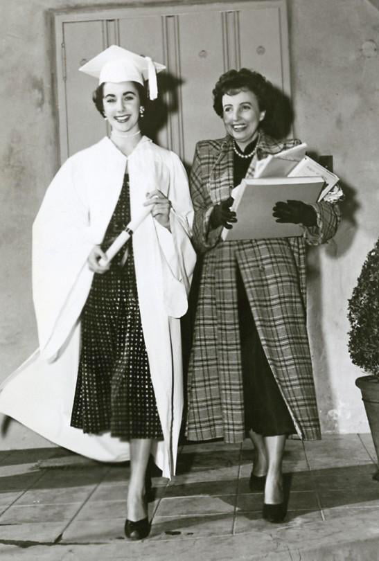 Elizabeth Taylor on her graduation day with her mother in 1950. - 9GAG