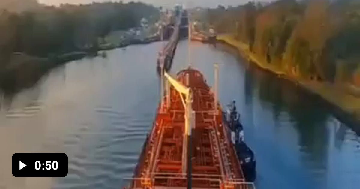 Ship crossing the Panama Canal - 9GAG